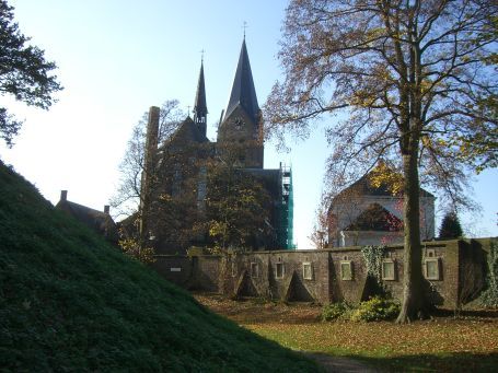 NiederRhein-Maas Info Kessel NL : Schlossruine De Keverberg